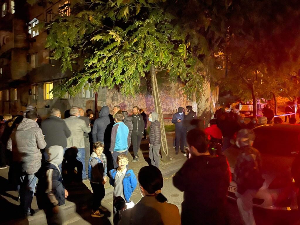 ბა­თუმ­ში რუ­რუ­ას N1ა ნომერში ხუთ­სარ­თუ­ლი­ან კორ­პუს­ში ერთ ერთი ბი
